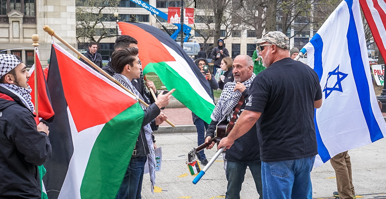 Israelere rejser væk fra krig, religiøst tyranni og et skindemokrati i ...